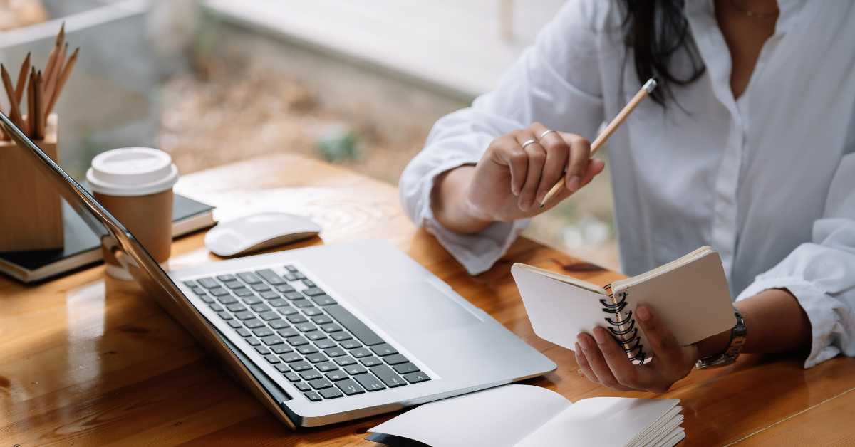 How To Choose Between Everglades University’s Online and In-Person ...